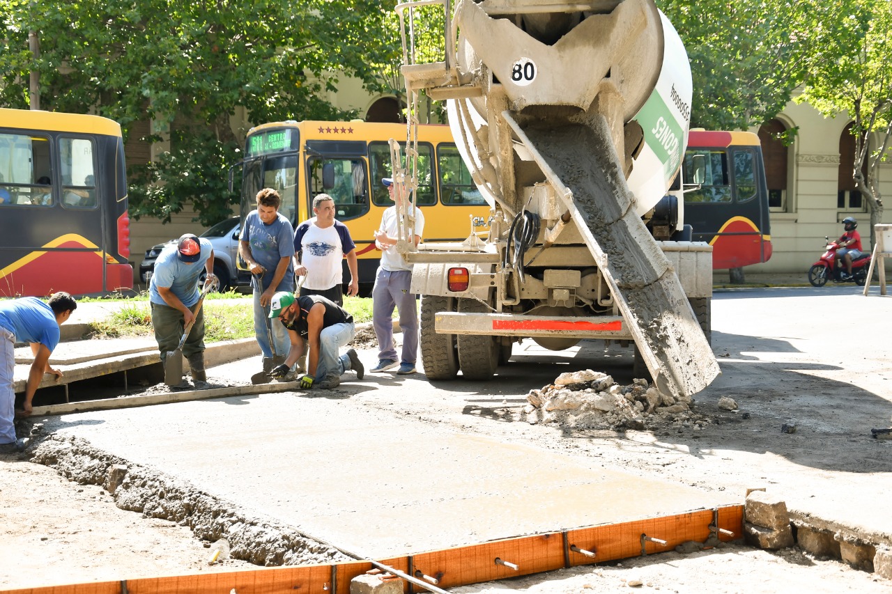 Se repavimenta la ochava de 57 y 60 para mejorar la circulación ...